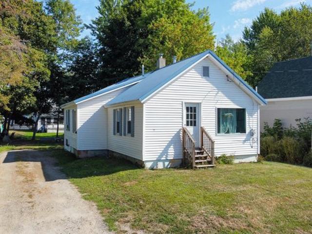 22 Lake St, Lincoln, ME 04457