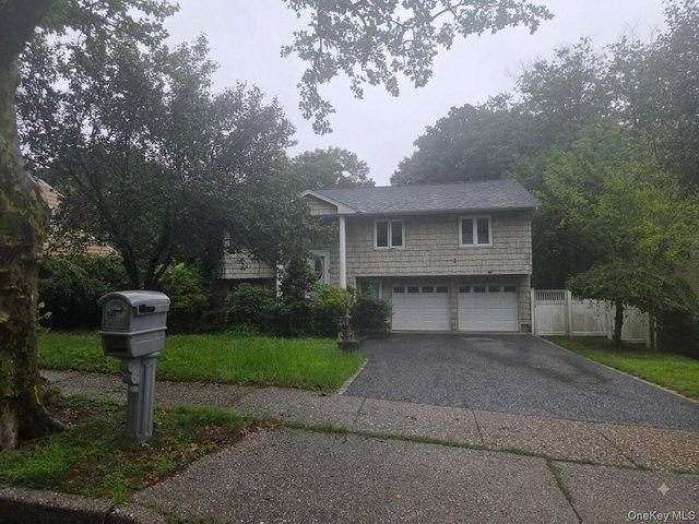 22 Lindron Ave, Smithtown, NY 11787