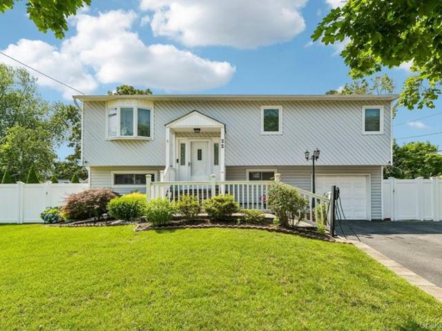 22 Liberty Ave, Selden, NY 11784