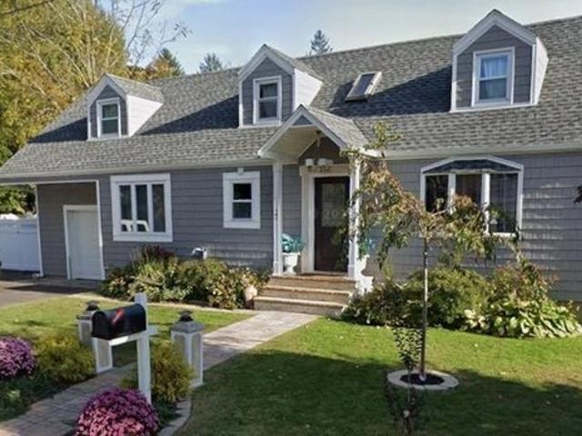 22 Ludlam St, Huntington Station, NY 11746