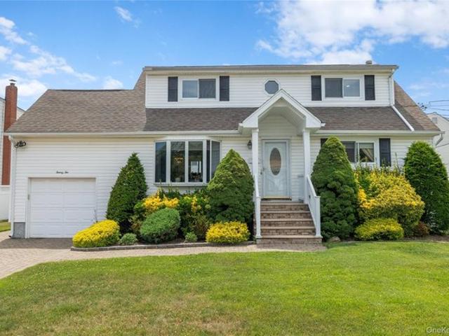 22 Marilyn Ct, West Babylon, NY 11704