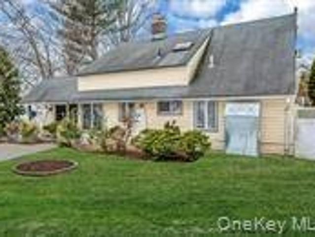 22 Mercury Ln, Levittown, NY 11756