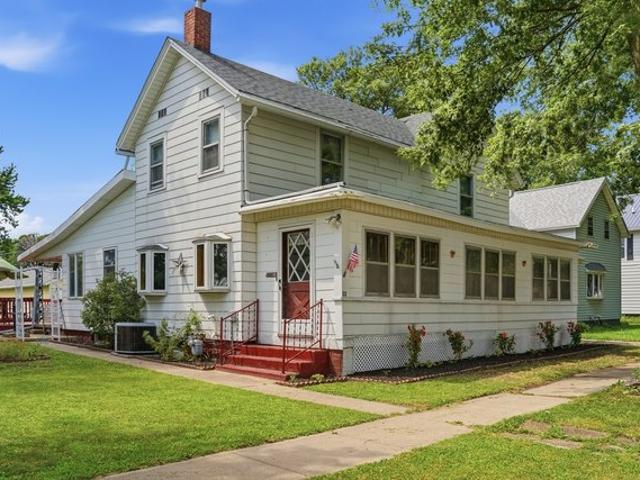 22 N Metcalf Ave, Amboy, IL 61310