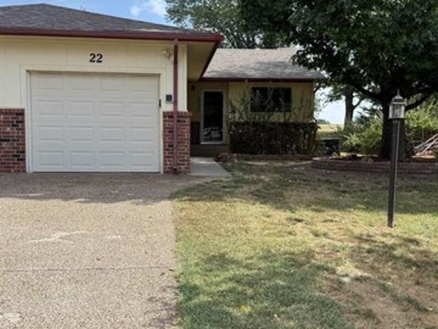 22 N Clubhouse Dr, Augusta, KS 67010