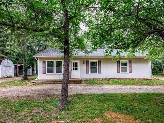 22 N Turner Ln, La Cygne, KS 66040