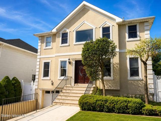 22 NW Putters Ct, Staten Island, NY 10301