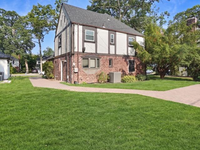 22 Parkwold Drive E