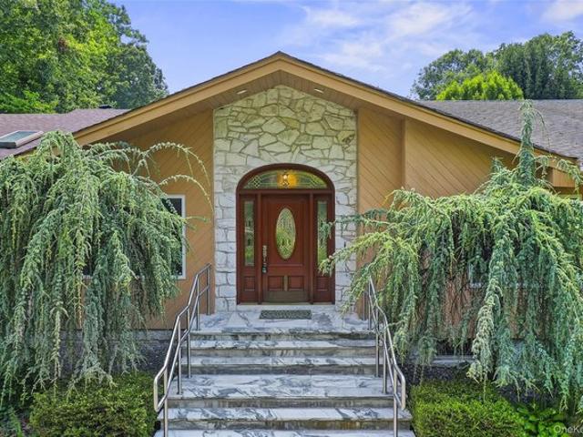 22 Penn Dr, Dix Hills, NY 11746
