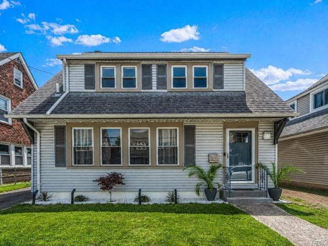 22 Prospect St, Williston Park, NY 11596