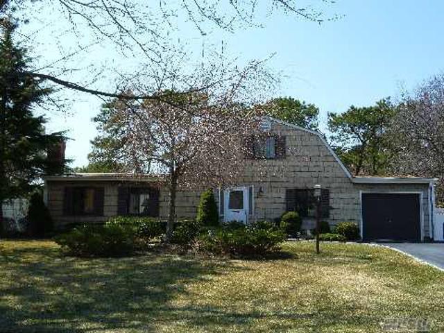 22 Redpine Dr, Medford, NY 11763