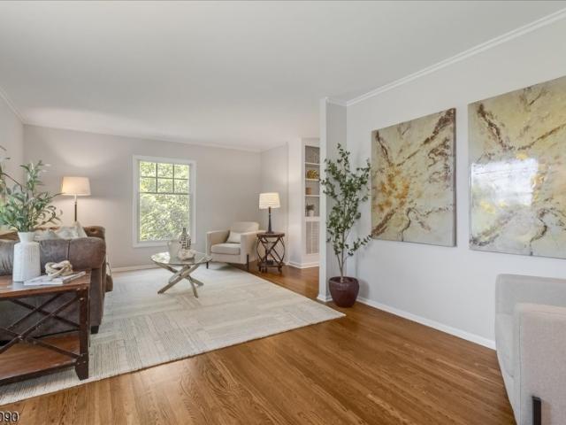 22 Ridge Dr W