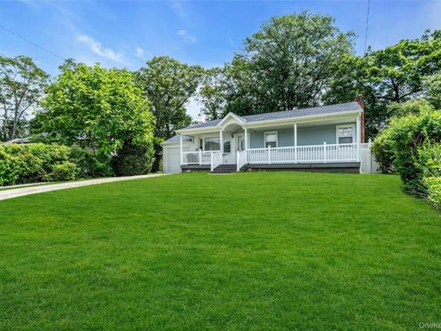 22 Robert Dr, Huntington, NY 11743