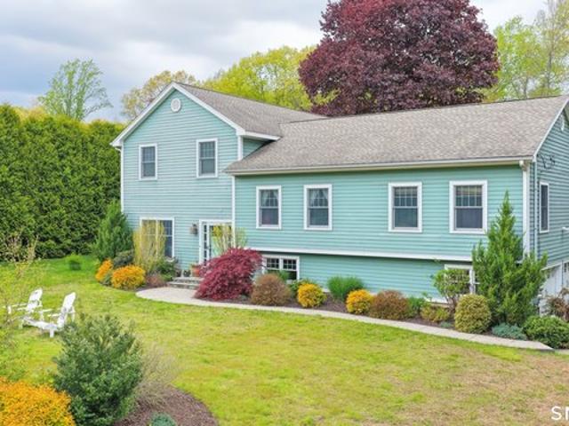 22 Round Ridge Trl, Trumbull, CT 06611