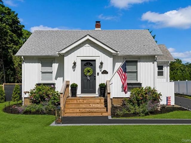 22 South Ave, Smithtown, NY 11787