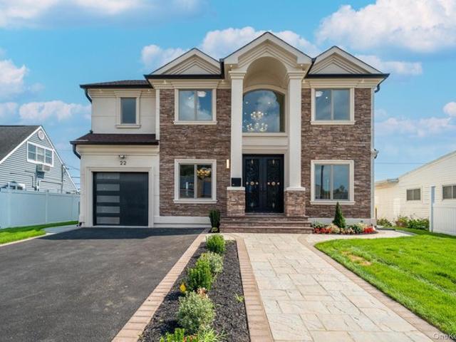 22 Sleepy Ln, Hicksville, NY 11801