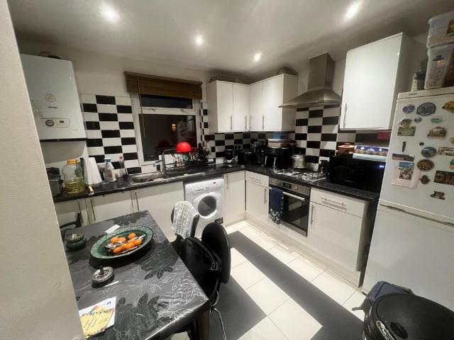 22 St Kildas Road, HARROW, HA1 2 bed flat to rent £2,500 pcm £577 pw
