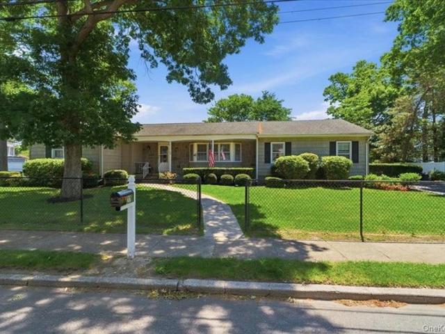 22 Stephens Ct, Hauppauge, NY 11788