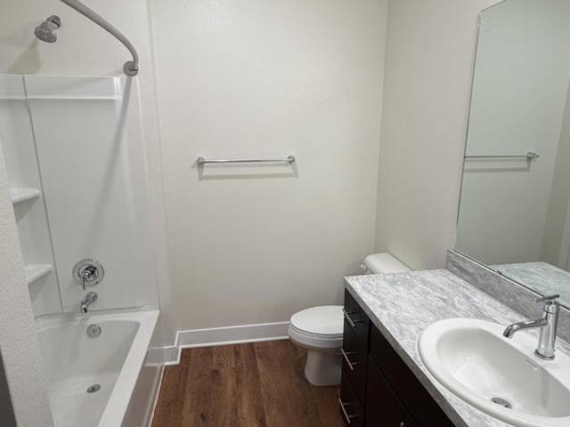 22F Looking for Roommate