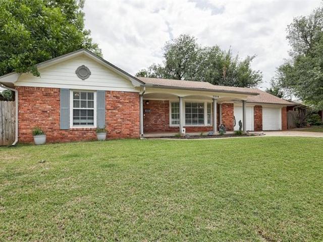 2304 Barclay Rd, The Village, OK 73120