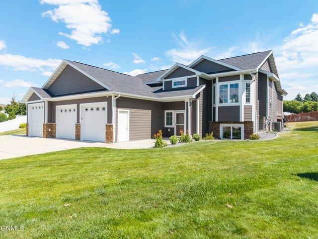 2304 Eastview Pl SE, Mandan, ND 58554