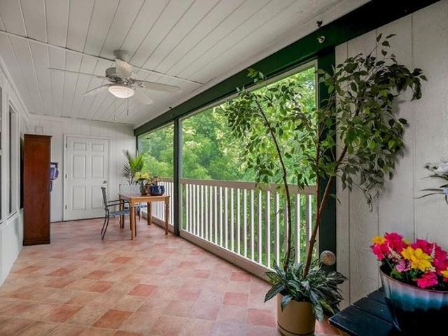 2305 NE 68th St, Gladstone, MO 64118