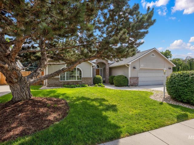 2305 E Chateau Dr