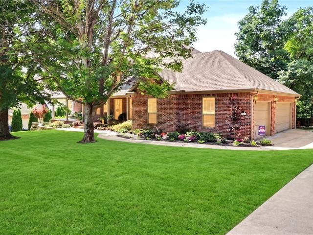 2305 E Whispering Oaks Lane