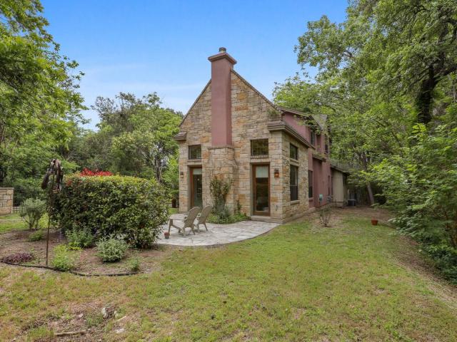 2309 Kinney Rd Amazing location, large yard, very spacious house