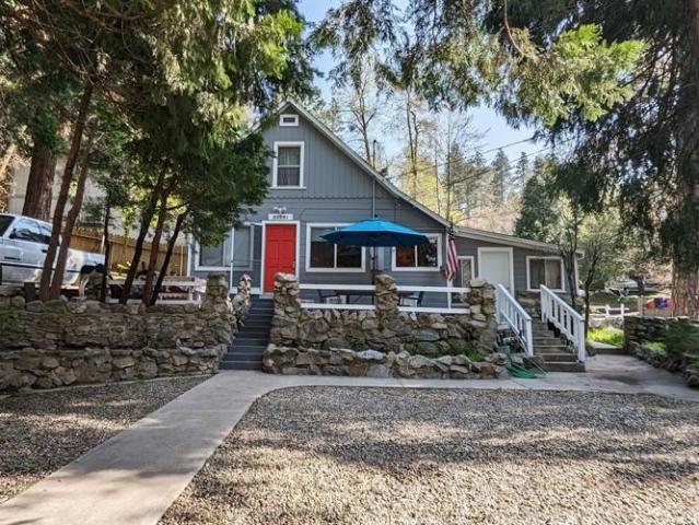 23001 Azalia Ln, Crestline, CA 92325
