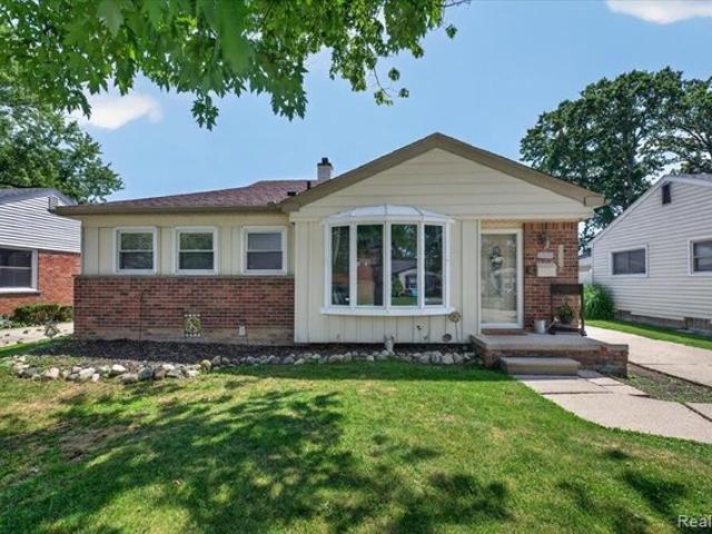 23002 Carolina St, Saint Clair Shores, MI 48080