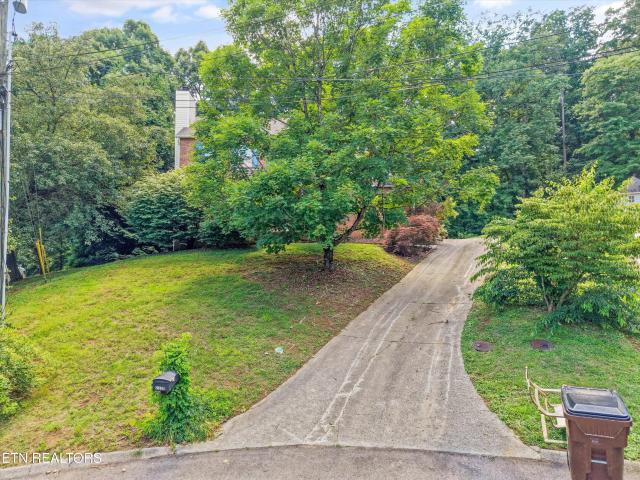 2300 Woods End Lane