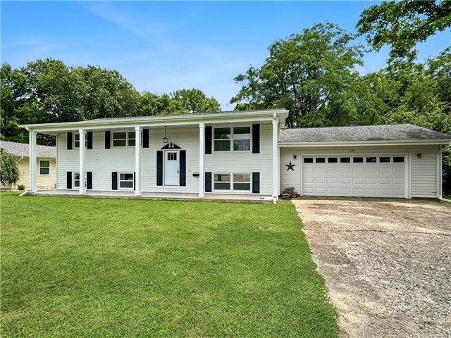 2301 Cortland Dr, Charleston, IL 61920