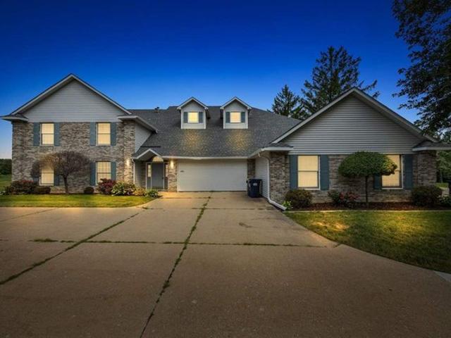 2301 Willowbrooke Ln, Iowa City, IA 52246