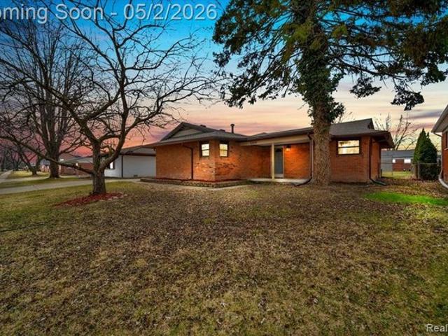 23030 Edgewater St, Saint Clair Shores, MI 48082