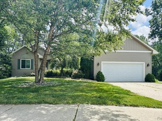 2303 Blue Heron Ct, Fenton, MI 48430