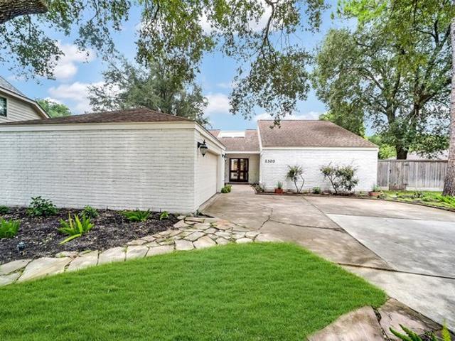2303 Willow Lake Dr, Houston, TX 77077