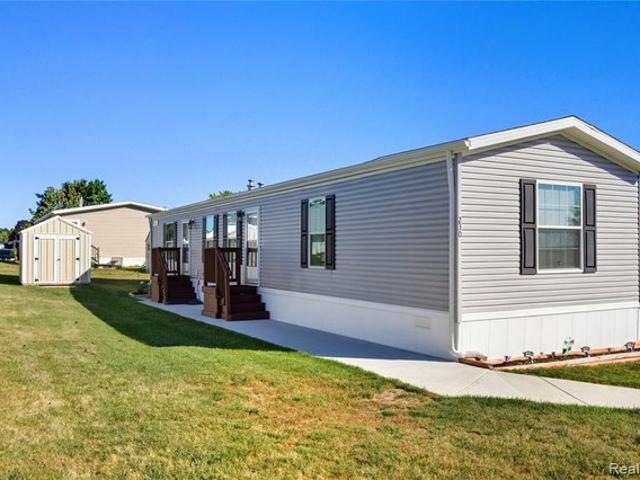 230 E Macgregor Ct, Highland, MI 48357