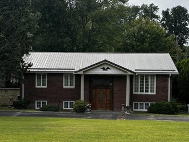 230 Forrest Rd, Hurricane, WV 25526