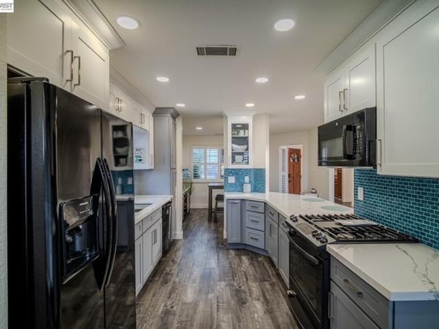 230 Laurelwood Cir, Manteca, CA 95336