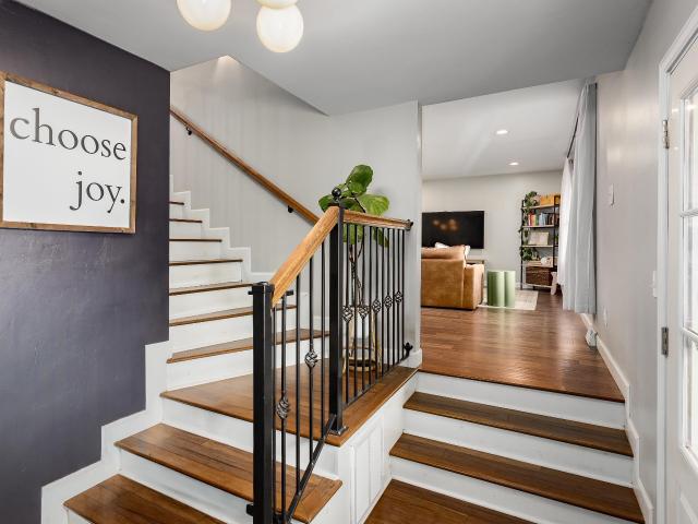 230 Robinhood Dr