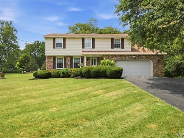 230 Rolling Green Ln, Elma, NY 14059