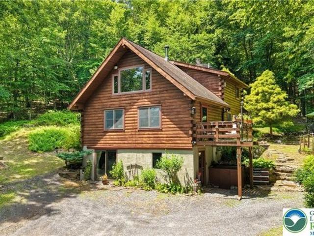 230 W Creek Dr, Penn Forest Township, PA 18235