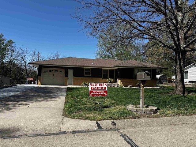 2315 Schoenheit St, Falls City, NE 68355