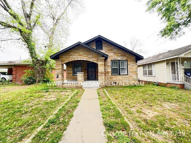 2316 Moss Street | 3 Bedrooms | 1 Bathroom 1/2 Off First Month's Rent!