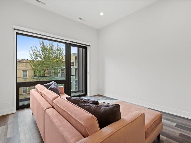 2317 N Clark Street # 301