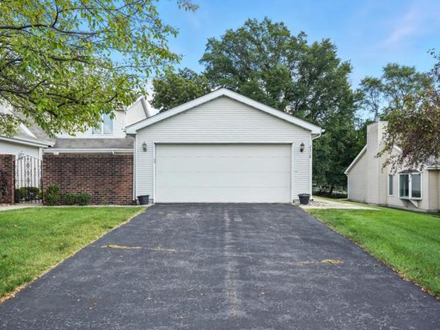 2318 Deerpath Dr W, Schererville, IN 46375