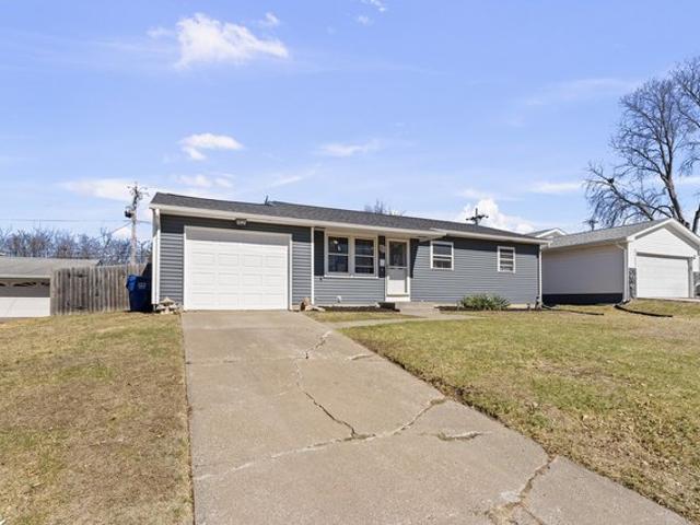 2310 W 38th Pl, Davenport, IA 52806