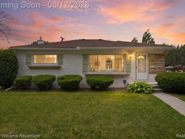 23111 Scotia Rd, Oak Park, MI 48237