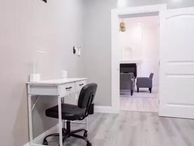 #23117: Room in 6 Bed 3 Bath