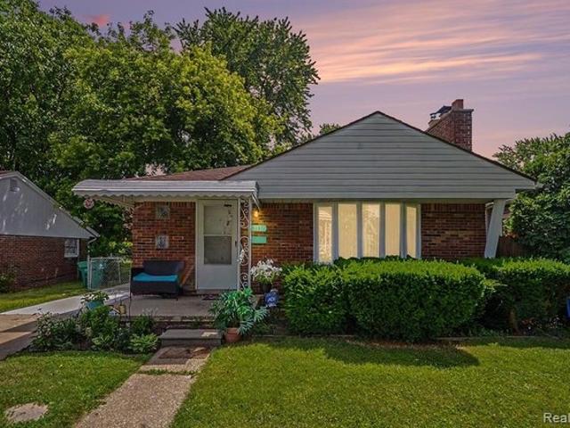 23116 Beechwood Ave, Eastpointe, MI 48021